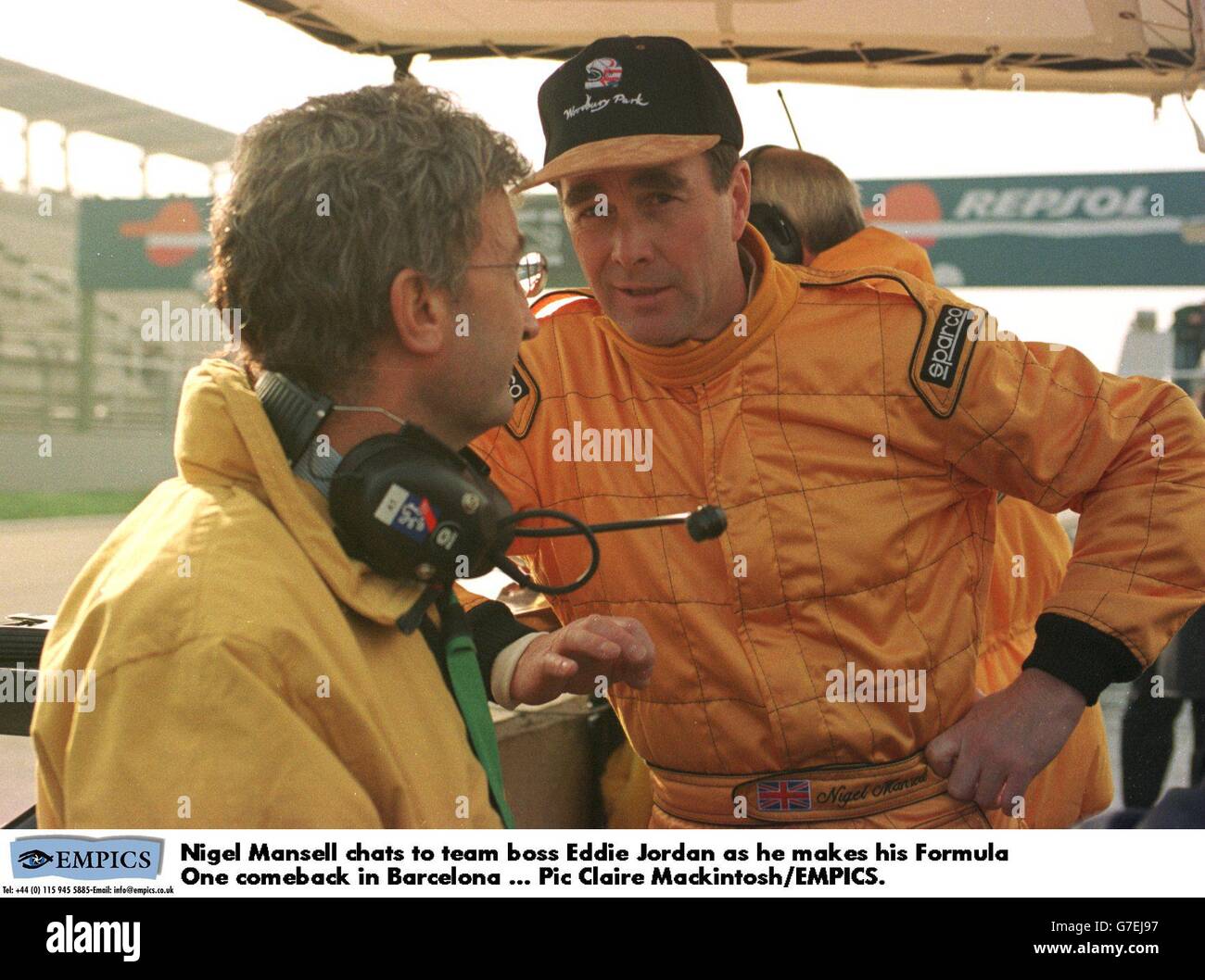 Mansell testing in Barcelona. Nigel Mansell chats to team boss Eddie ...