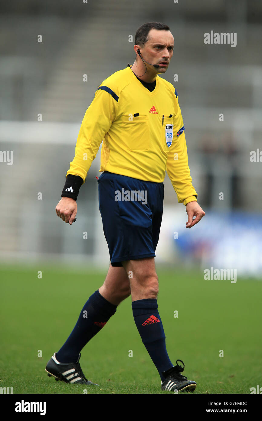 Referee neil doyle hi-res stock photography and images - Alamy