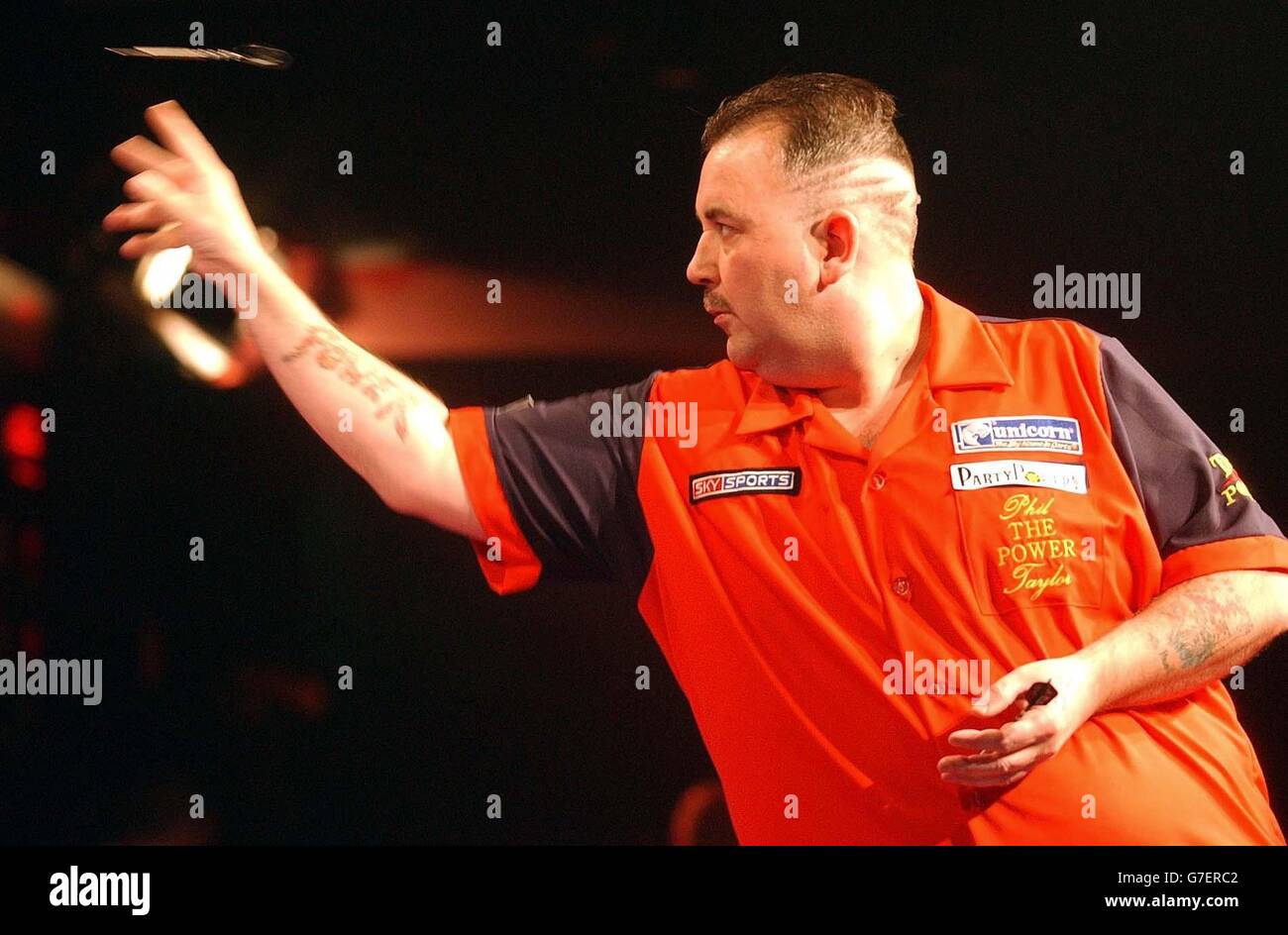 Sport darts action andy fordham phil taylor hi-res stock photography ...