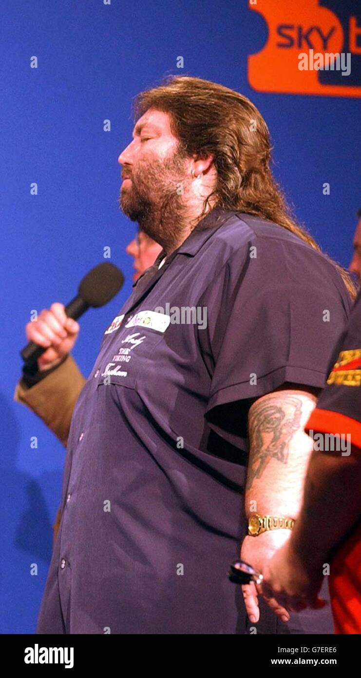 Sport darts action andy fordham phil taylor hi-res stock photography ...