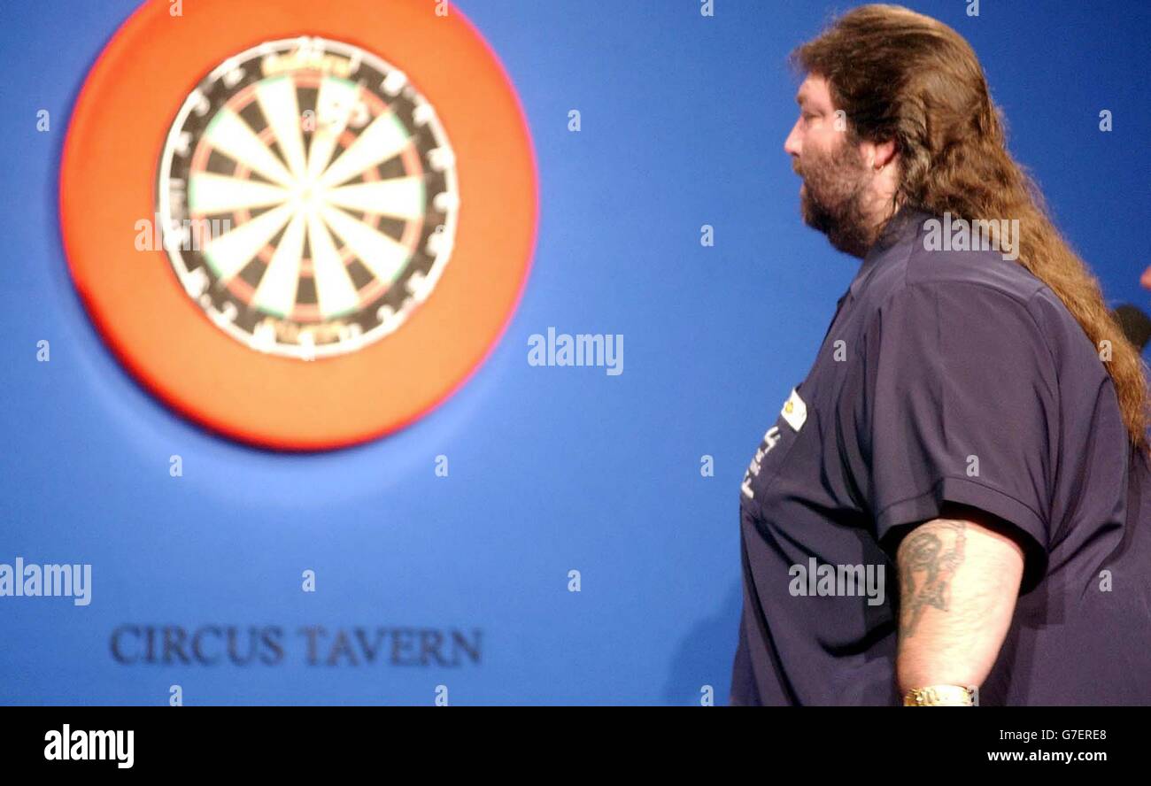Andy Fordham Darts Throw