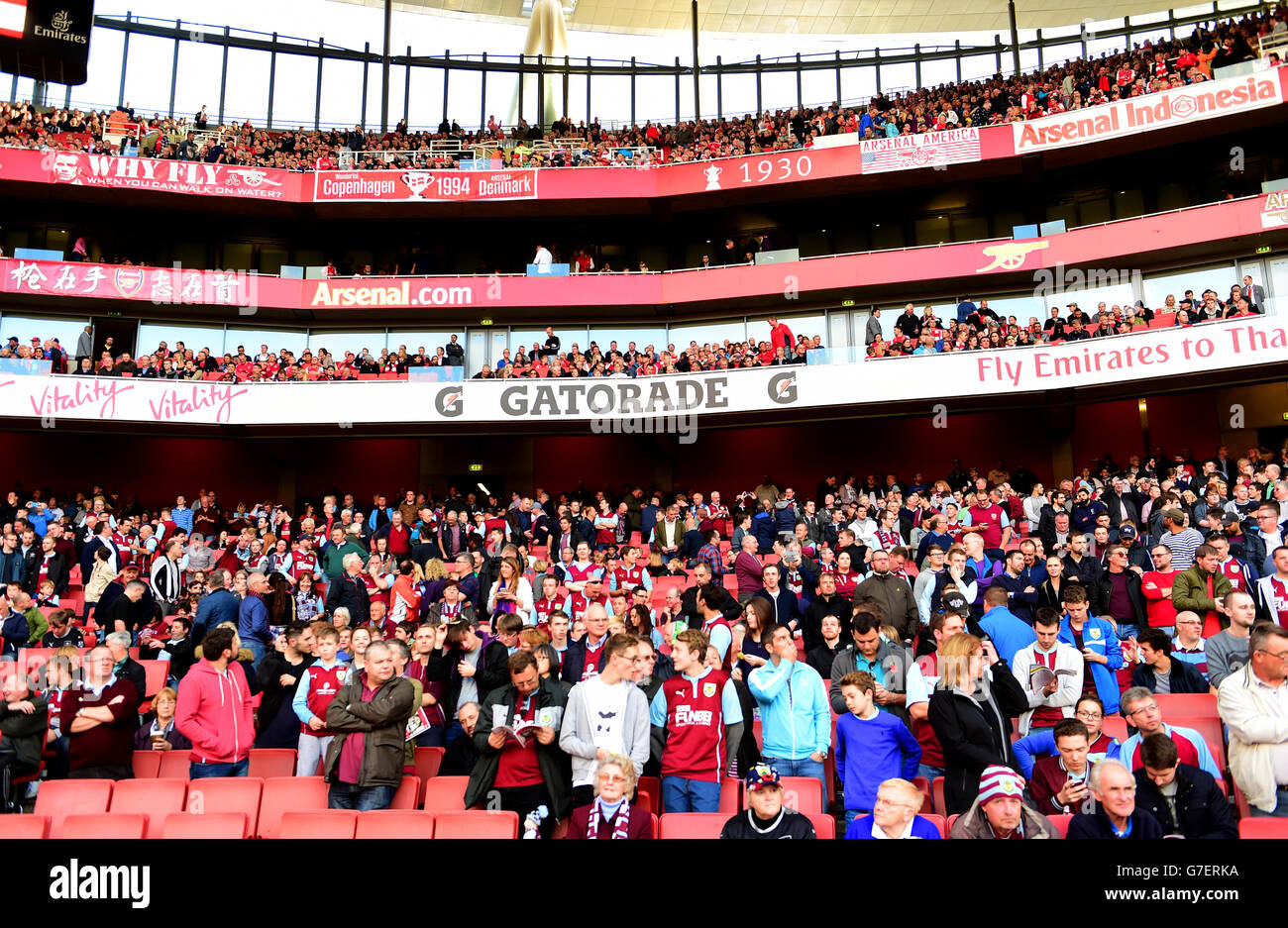 Arsenal football stadium crowd hi-res stock photography and images - Alamy