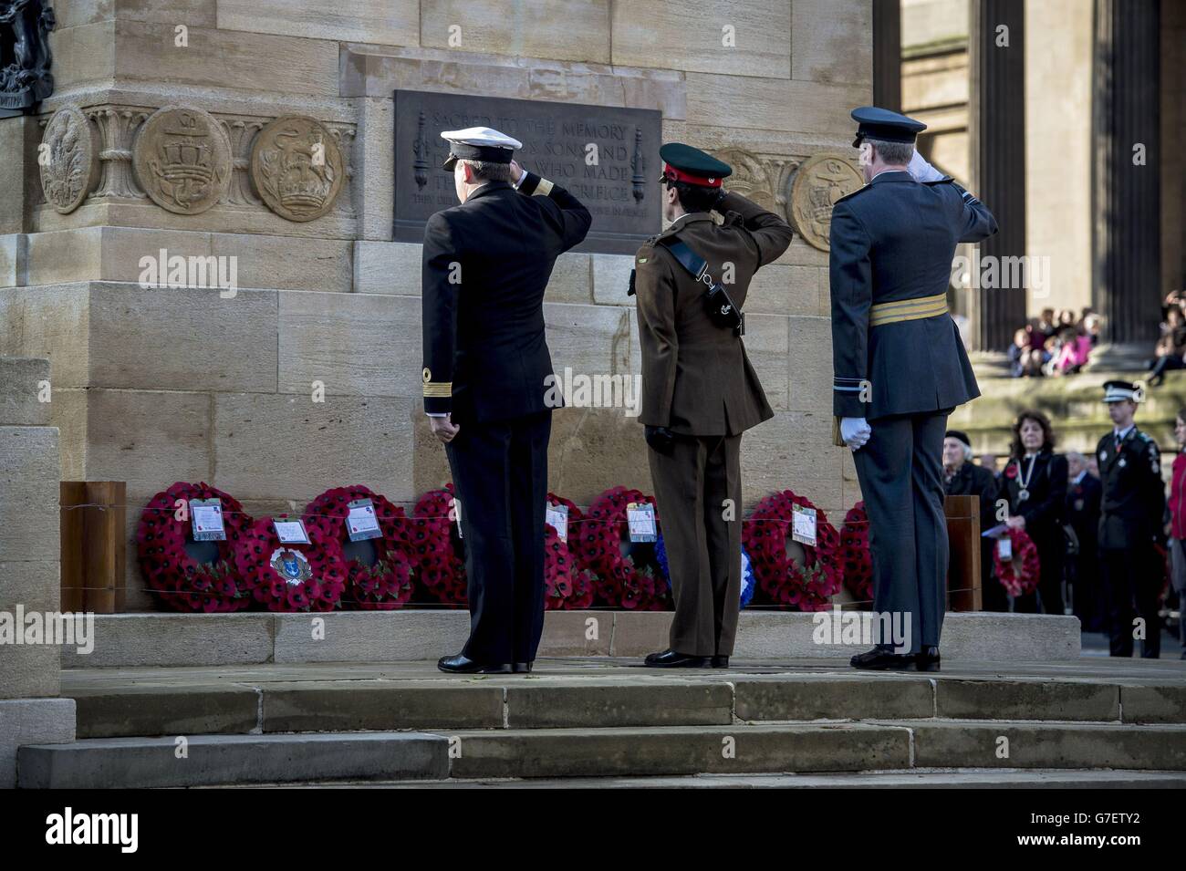 Members armed forces salute hi-res stock photography and images - Alamy