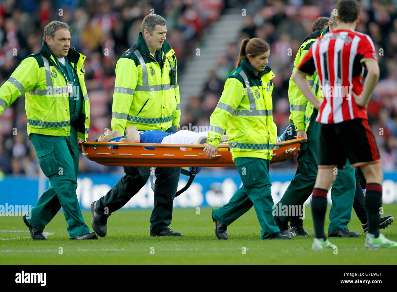 Is carried off on a stretcher hi-res stock photography and images - Alamy