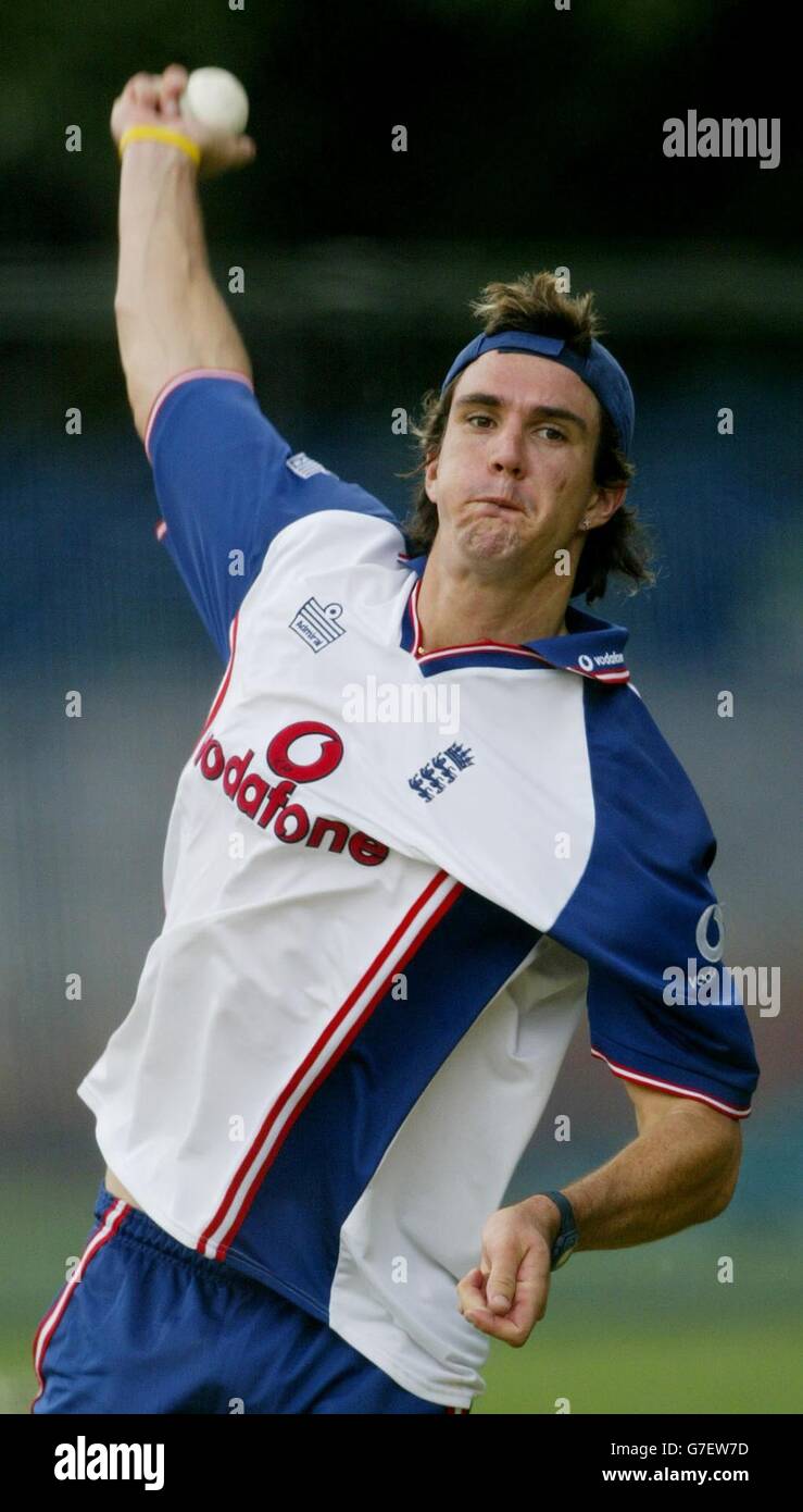 Sport cricket 1 2 half length training bowling kevin pietersen hi-res ...