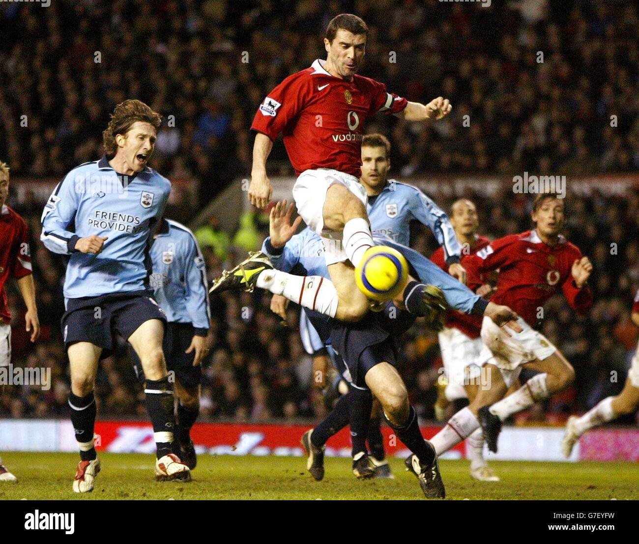 Football action roy keane hi-res stock photography and images - Alamy