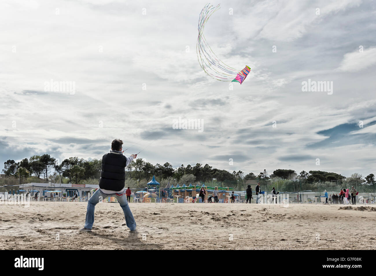 Man manages kite Stock Photo - Alamy