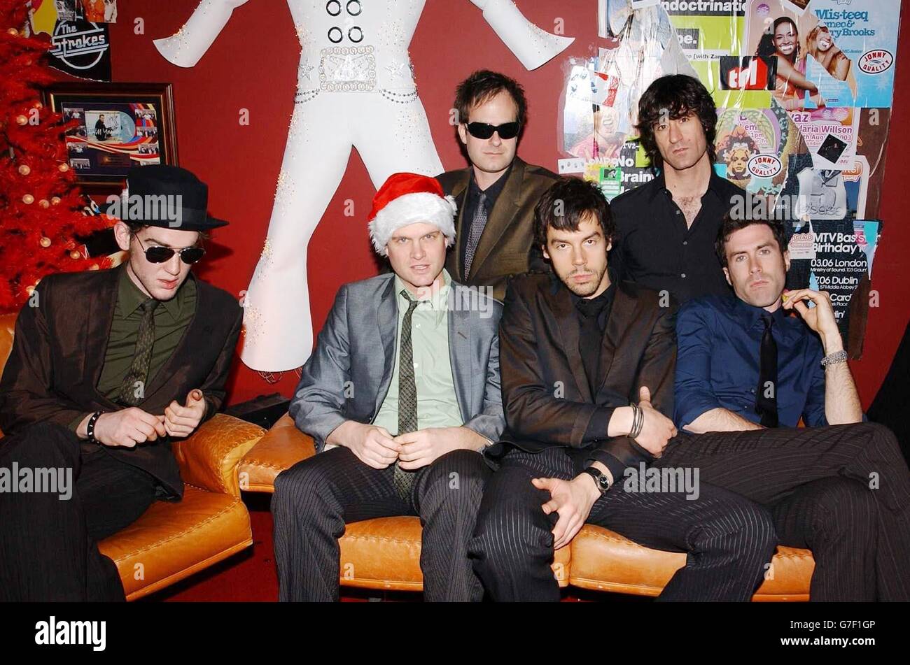 Showbiz music television mtv trl pop band celebrity seated hi-res stock ...