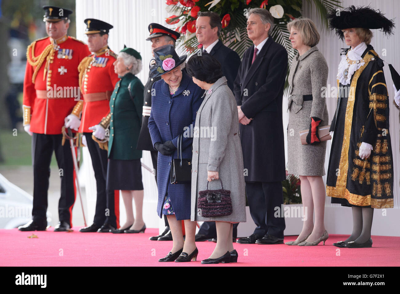 Queen Elizabeth II talks with Mary Tan, wife of Singapore's President ...