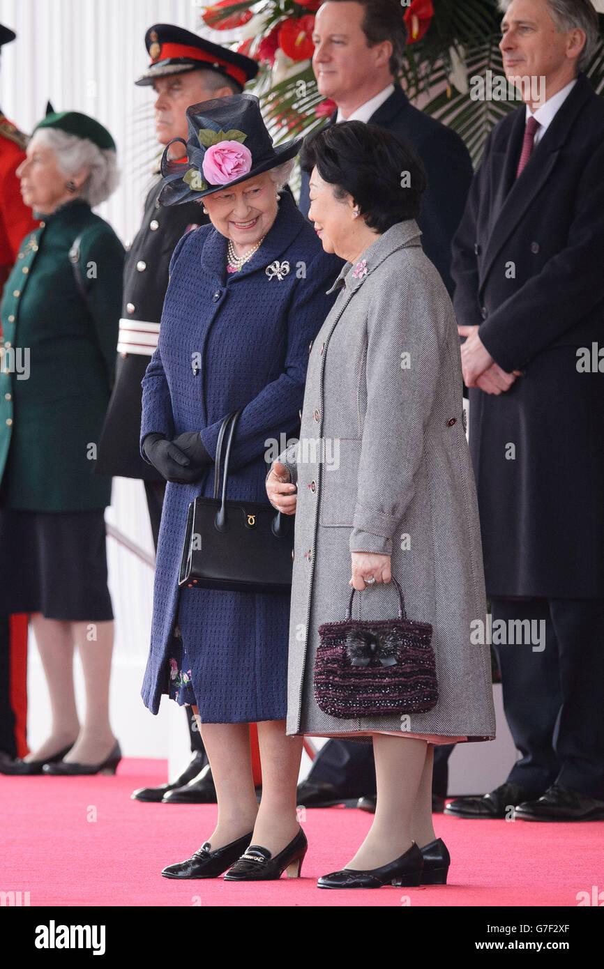 Queen Elizabeth II talks with Mary Tan, wife of Singapore's President ...