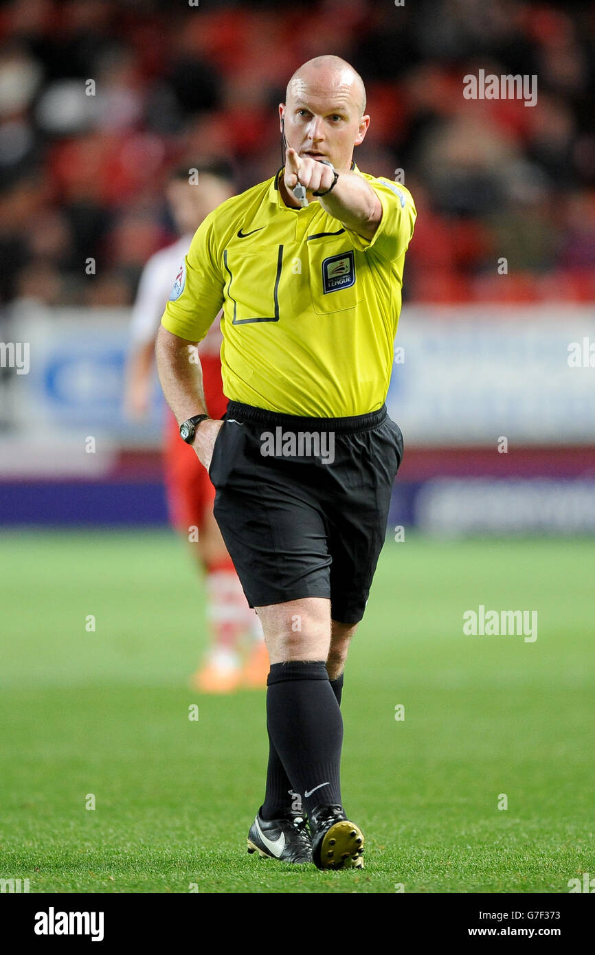Match referee simon hooper gestures hi-res stock photography and images ...