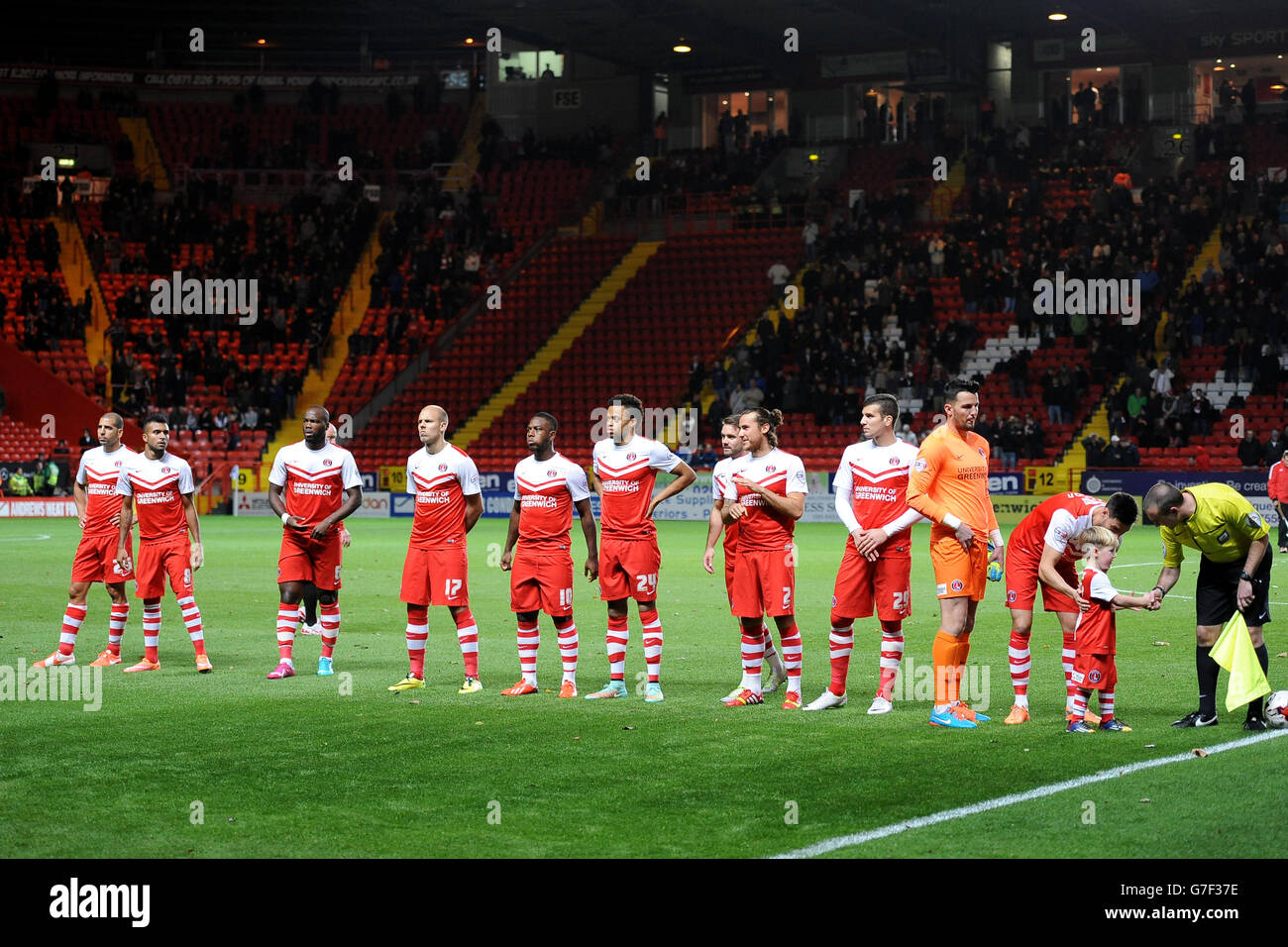 Charlton athletic players line up hi-res stock photography and images ...