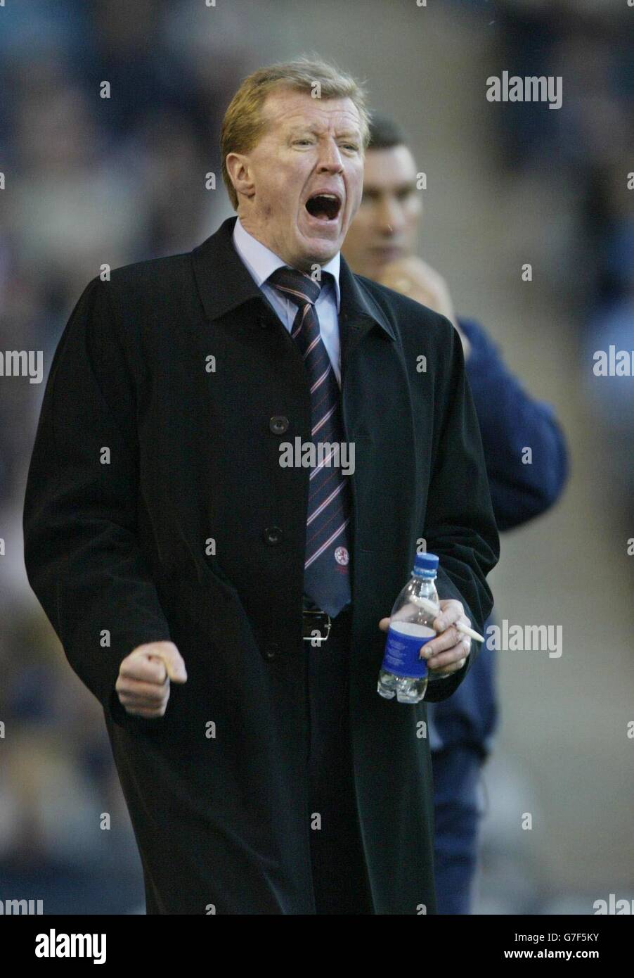 Middlesbrough manager steve mcclaren shouts instructions hi-res stock ...
