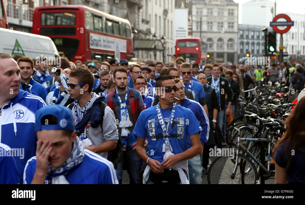 Football mid length half top half fans fan crowds crowd hi-res stock ...