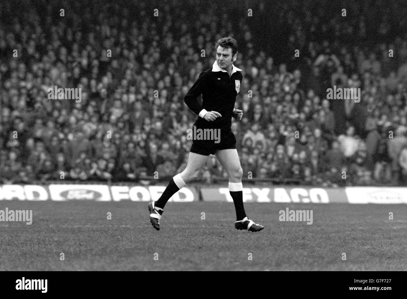 Soccer - Referee Pat Partridge - London Stock Photo - Alamy