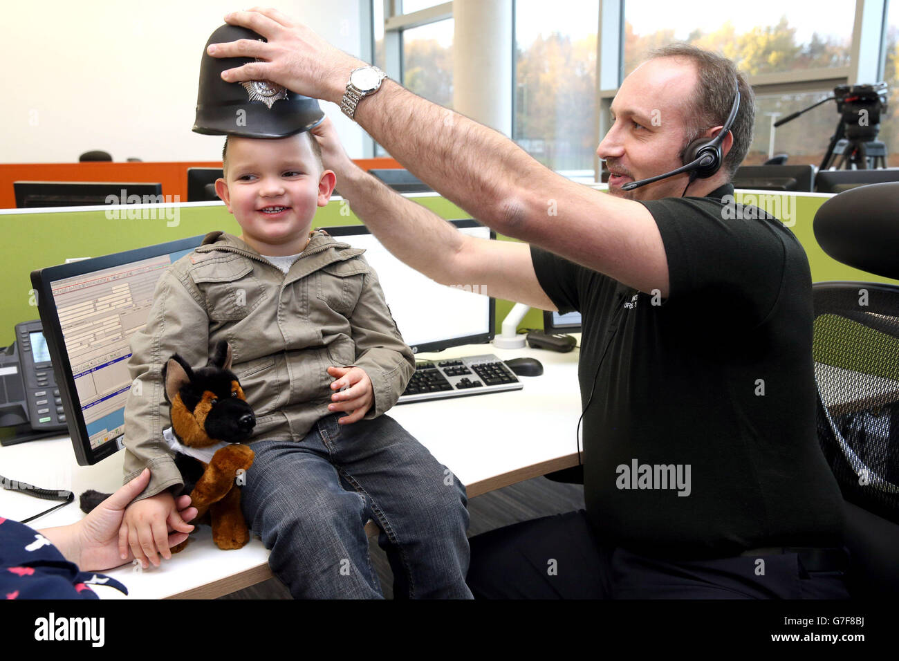 999 call handler hi-res stock photography and images - Alamy