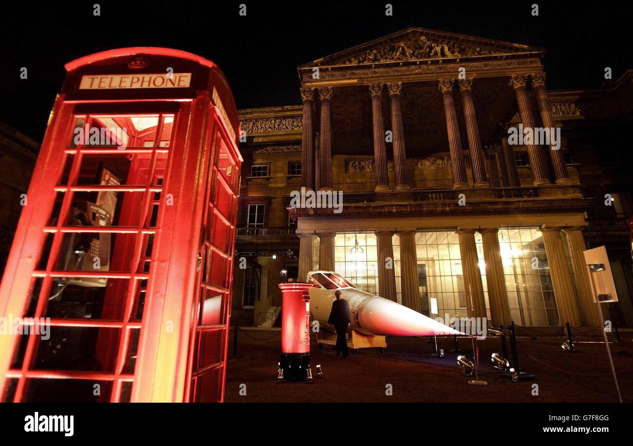 Queen red box buckingham palace hi-res stock photography and images - Alamy
