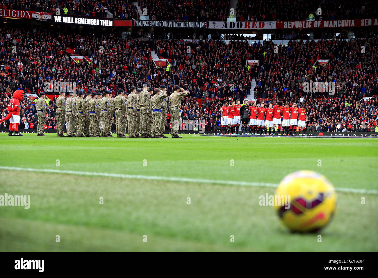 Manchester United observe the minutes silence for remembrance day ...