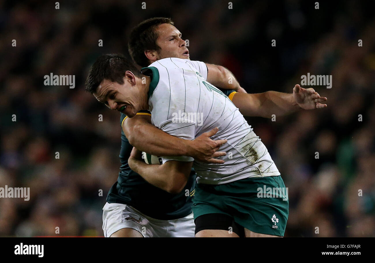 Ireland's Jonathan Sexton (front) and South Africa's Jan Serfontein ...