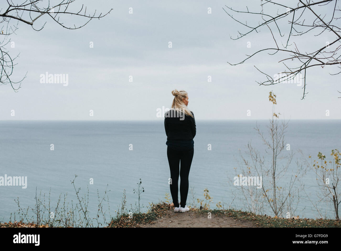 Woman standing on cliff edge hi-res stock photography and images - Alamy