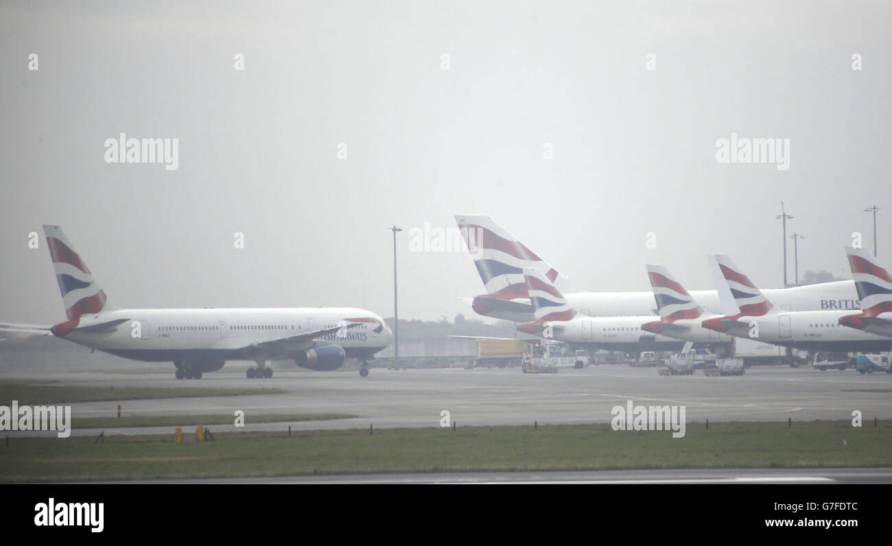 Planes on the tarmac in fog at heathrow airport hi-res stock ...