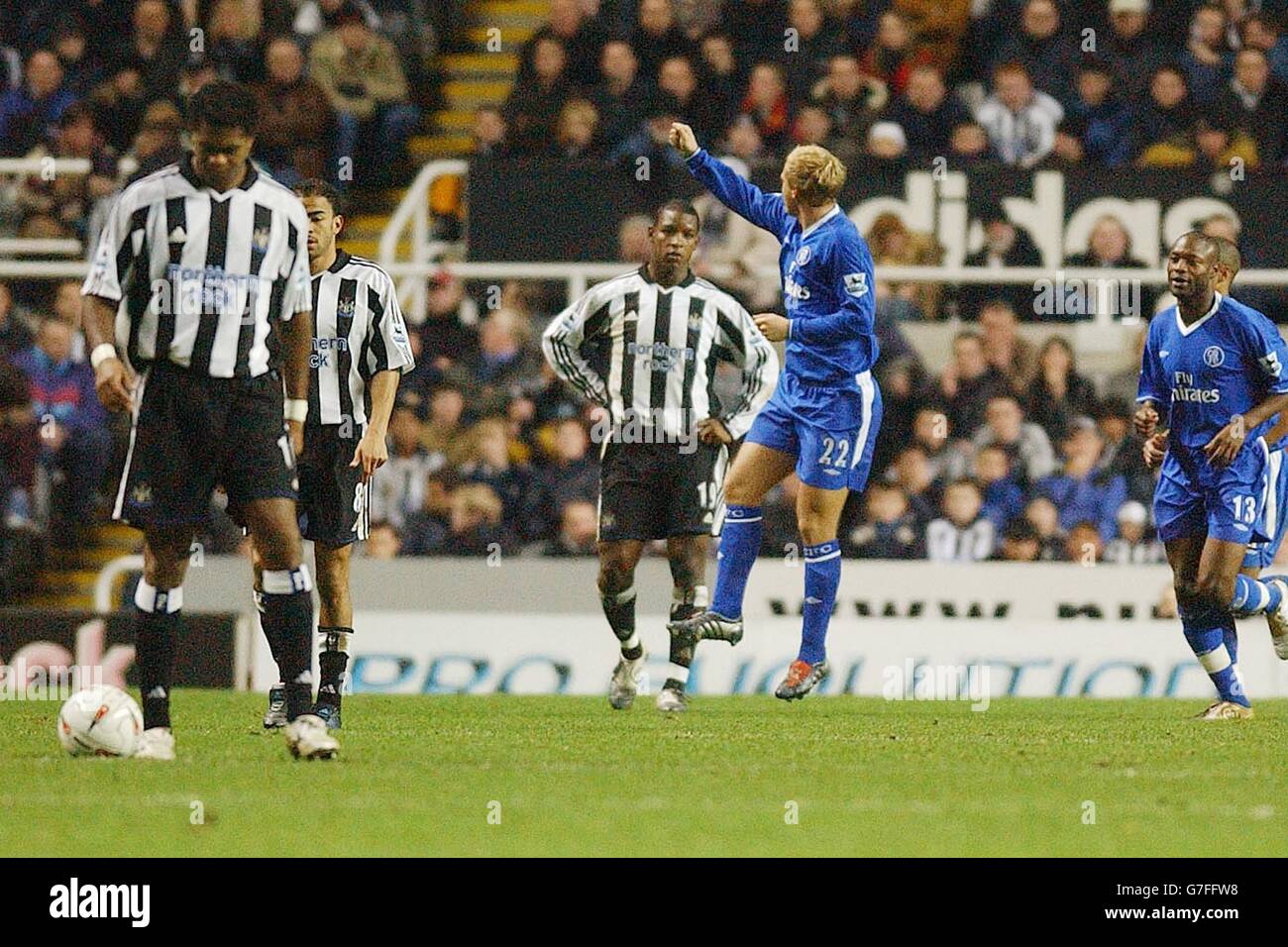 Eidur Gudjohnsen of Chelsea (no 22) celebrates his goal against ...