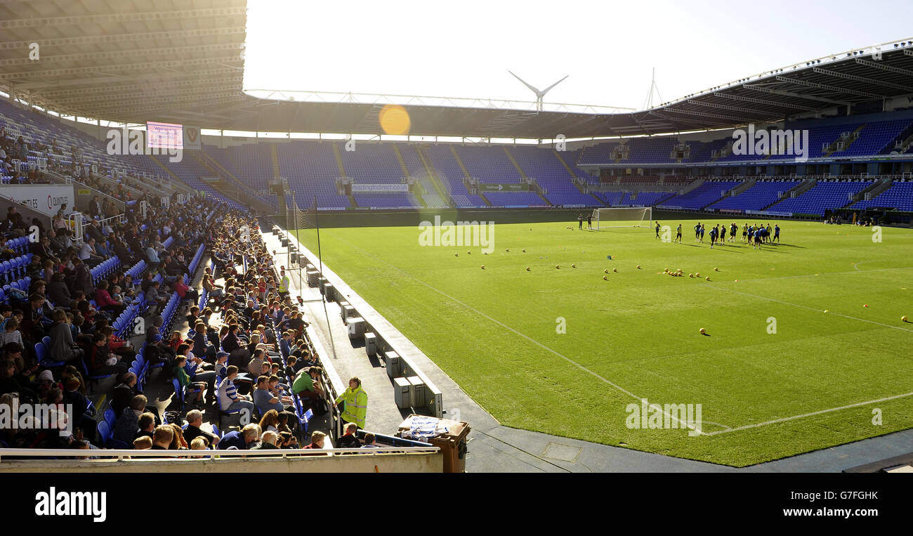 Soccer - Reading FC Open Day - Madejski Stadium Stock Photo - Alamy