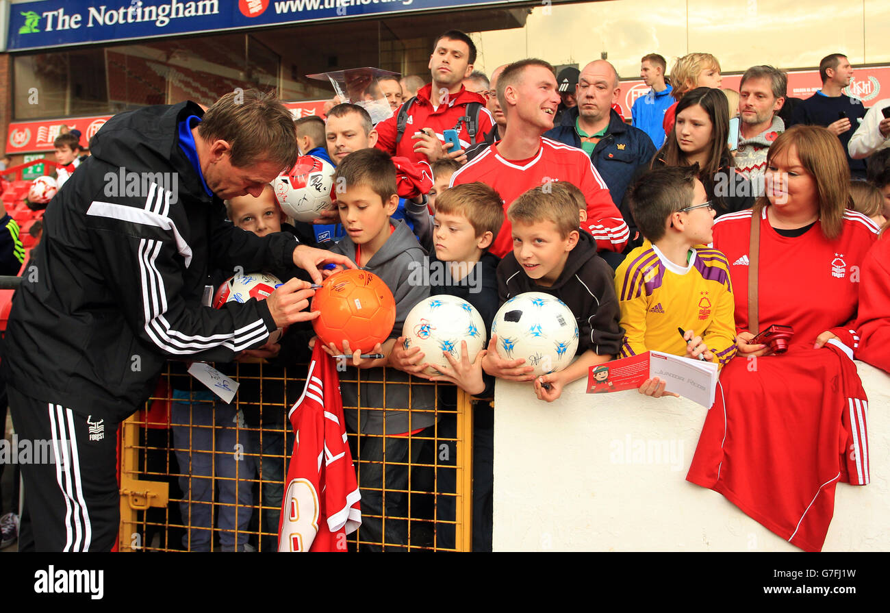 Soccer nottingham forest training session hi-res stock photography and ...