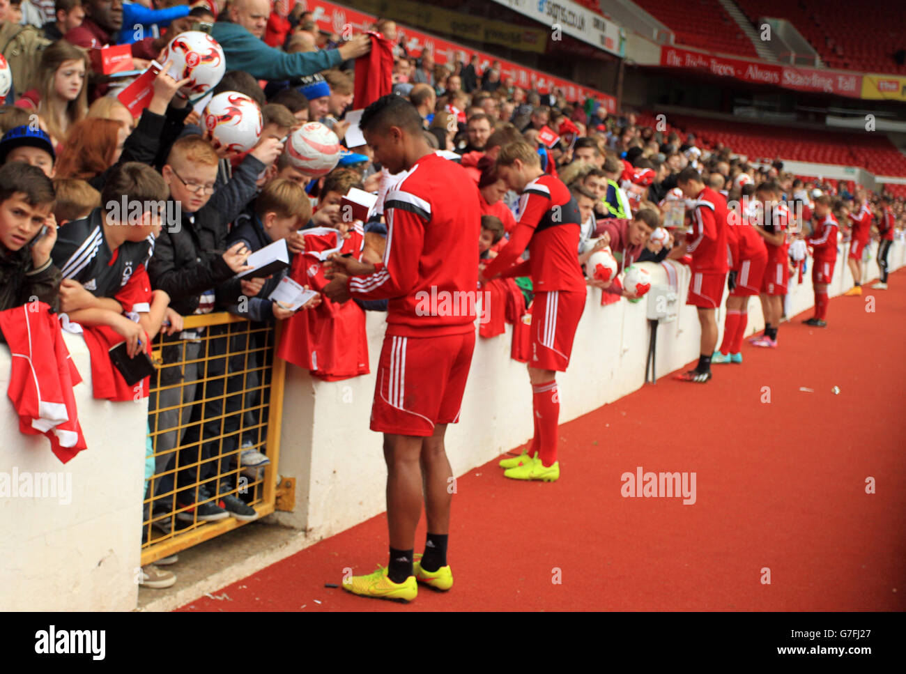 Soccer nottingham forest training session hi-res stock photography and ...