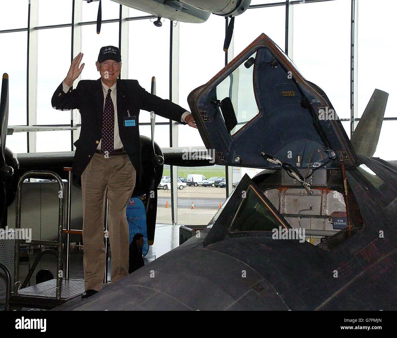 Sr 71 blackbird in flight hi-res stock photography and images - Alamy