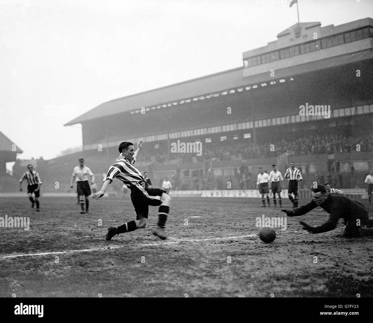 Brentford keeper hi-res stock photography and images - Alamy