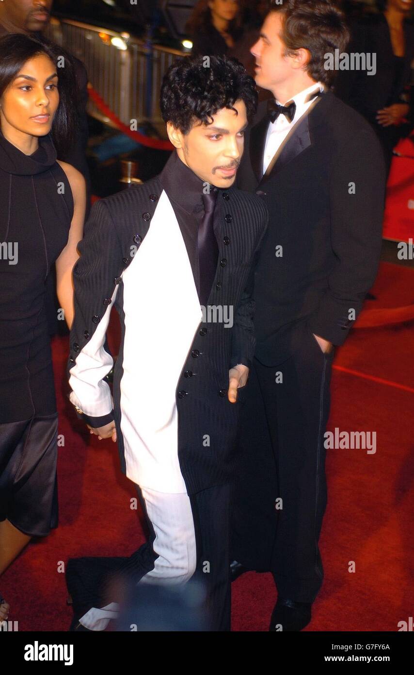 Prince arrives for the premiere of Ocean's Twelve at the Grauman's ...