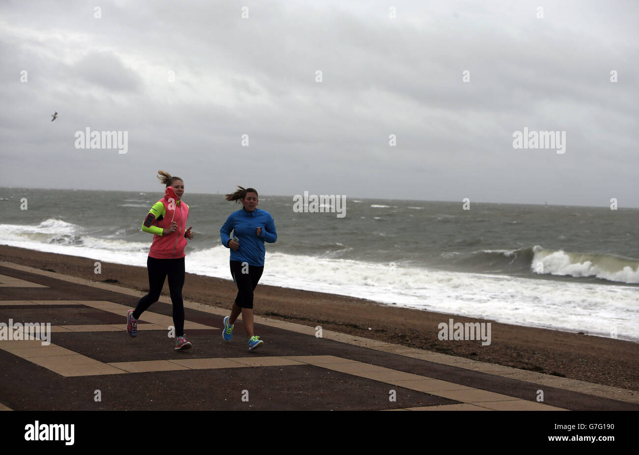 Runners on seafront hi-res stock photography and images - Alamy