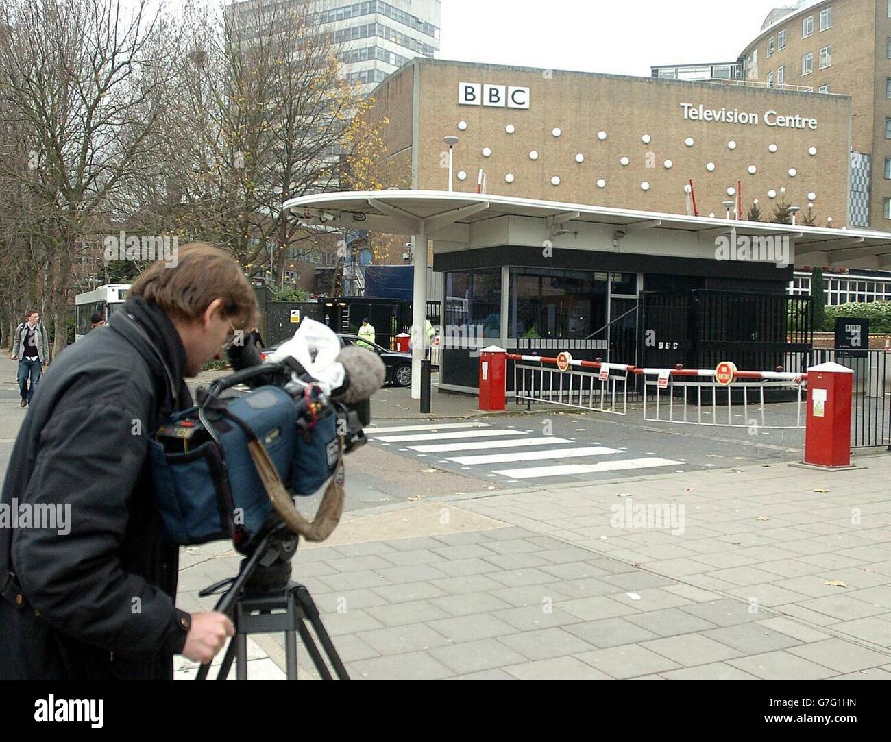 Television media news tv camera crew hl071204 hli bbctvcentre hi-res ...