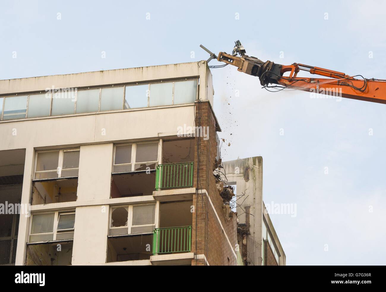 Demolition begins on the last remaining tower block on the Mardyke ...