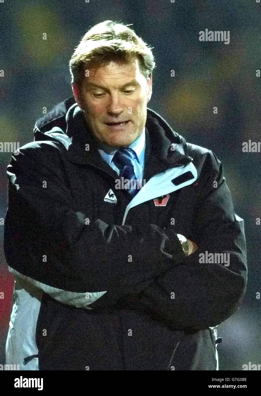 Action sport football looking on glenn hoddle hi-res stock photography ...