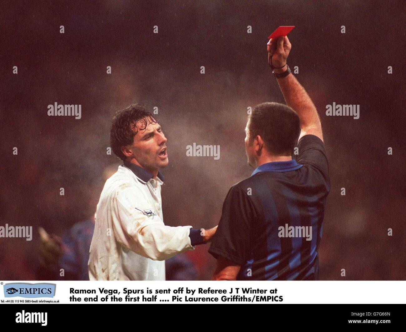 Jeff winter referee hi-res stock photography and images - Alamy