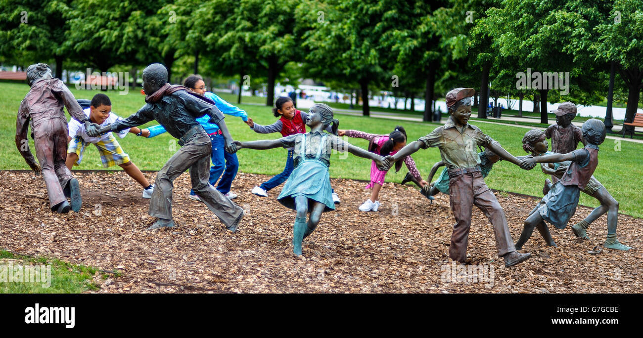 Statue of children playing in Millenium Park Chicago including live ...