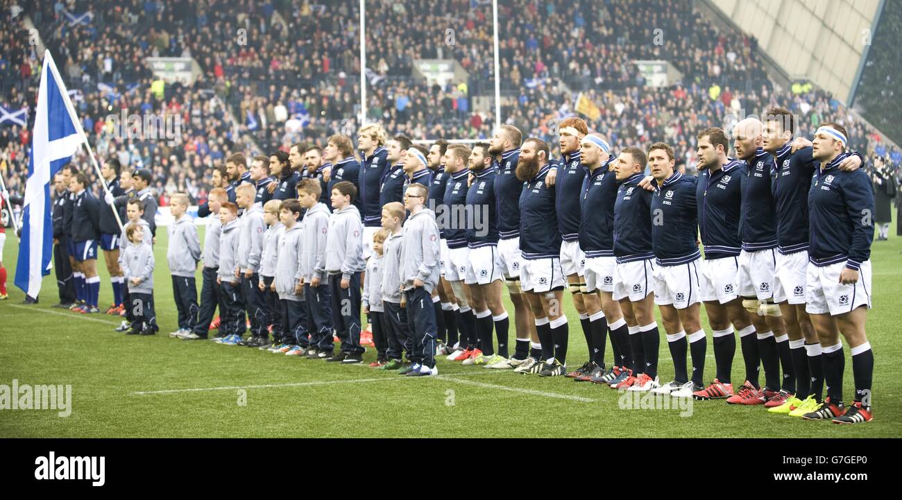 The Scotland team sing Flower of Scotland before the viagogo Autumn ...