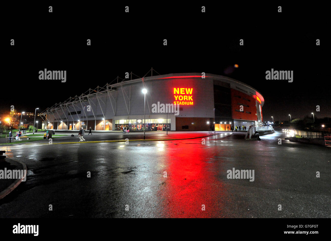 New york stadium rotherham night hi-res stock photography and images ...