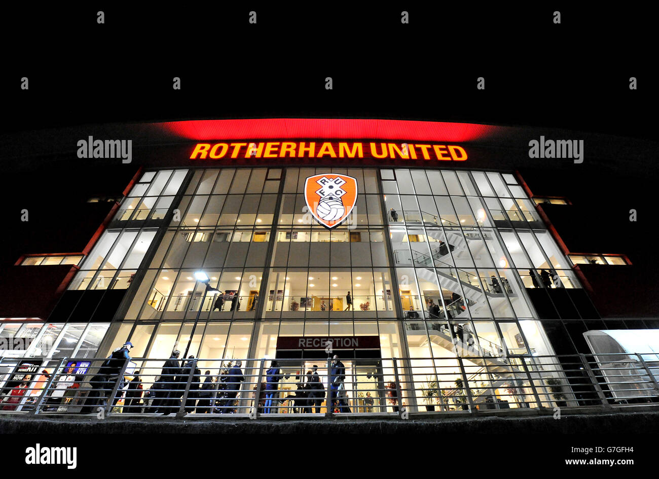 New york stadium rotherham night hi-res stock photography and images ...
