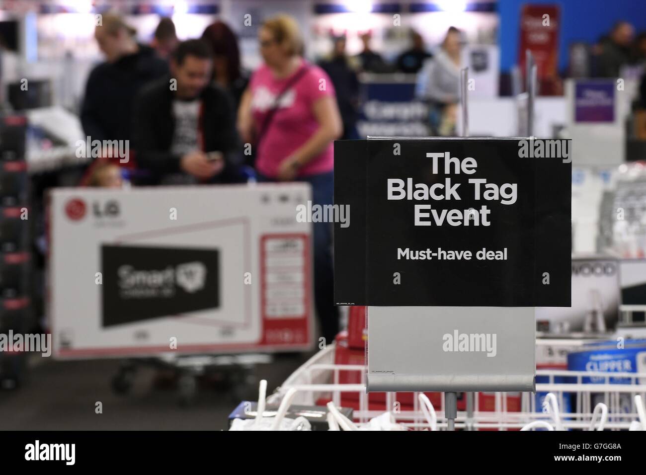 Black Friday. Shoppers queue with their goods in Currys PC World ...