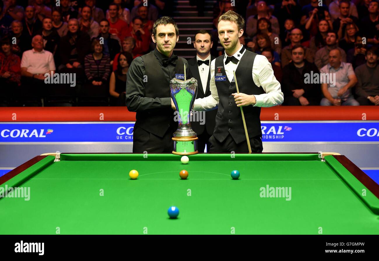 Ronnie osullivan left judd trump shake hands hi-res stock photography ...