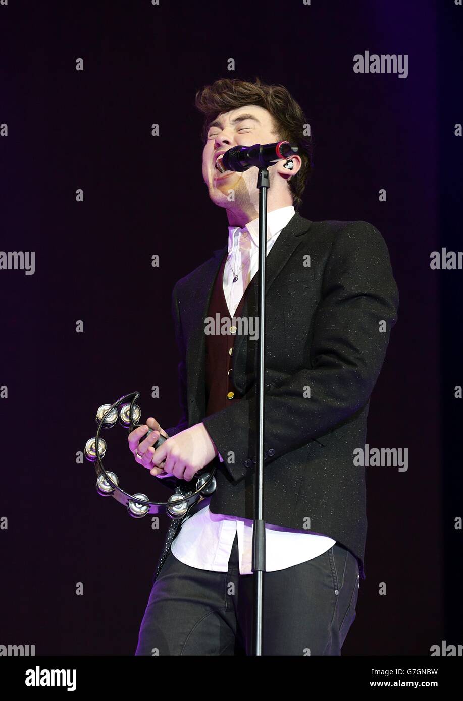 Jake roche performing hi-res stock photography and images - Alamy