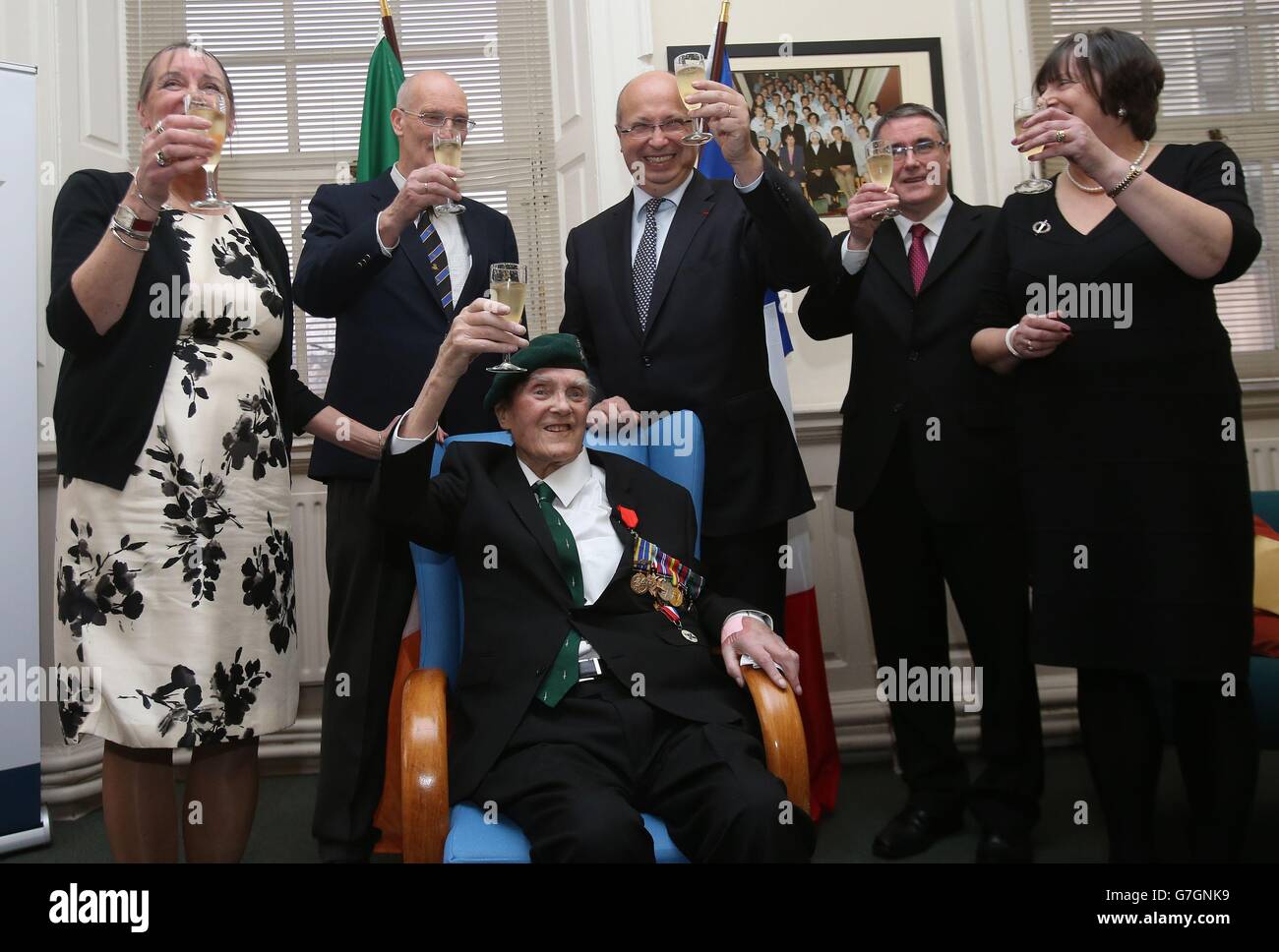 Normandy veteran Pat Gillen celebrates with his children, (left to ...