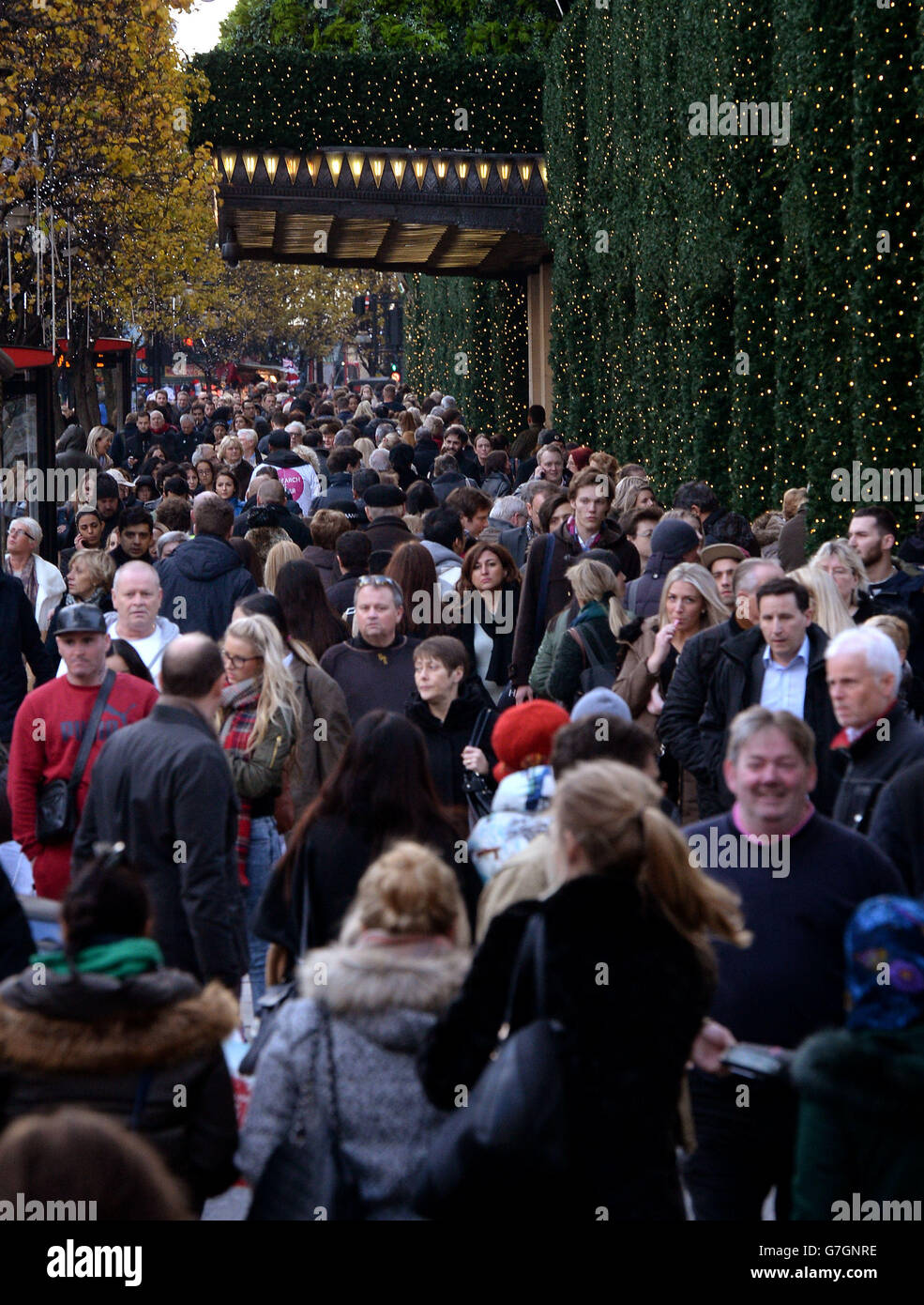 Shoppers on Oxford Street in London on what is being called Manic ...