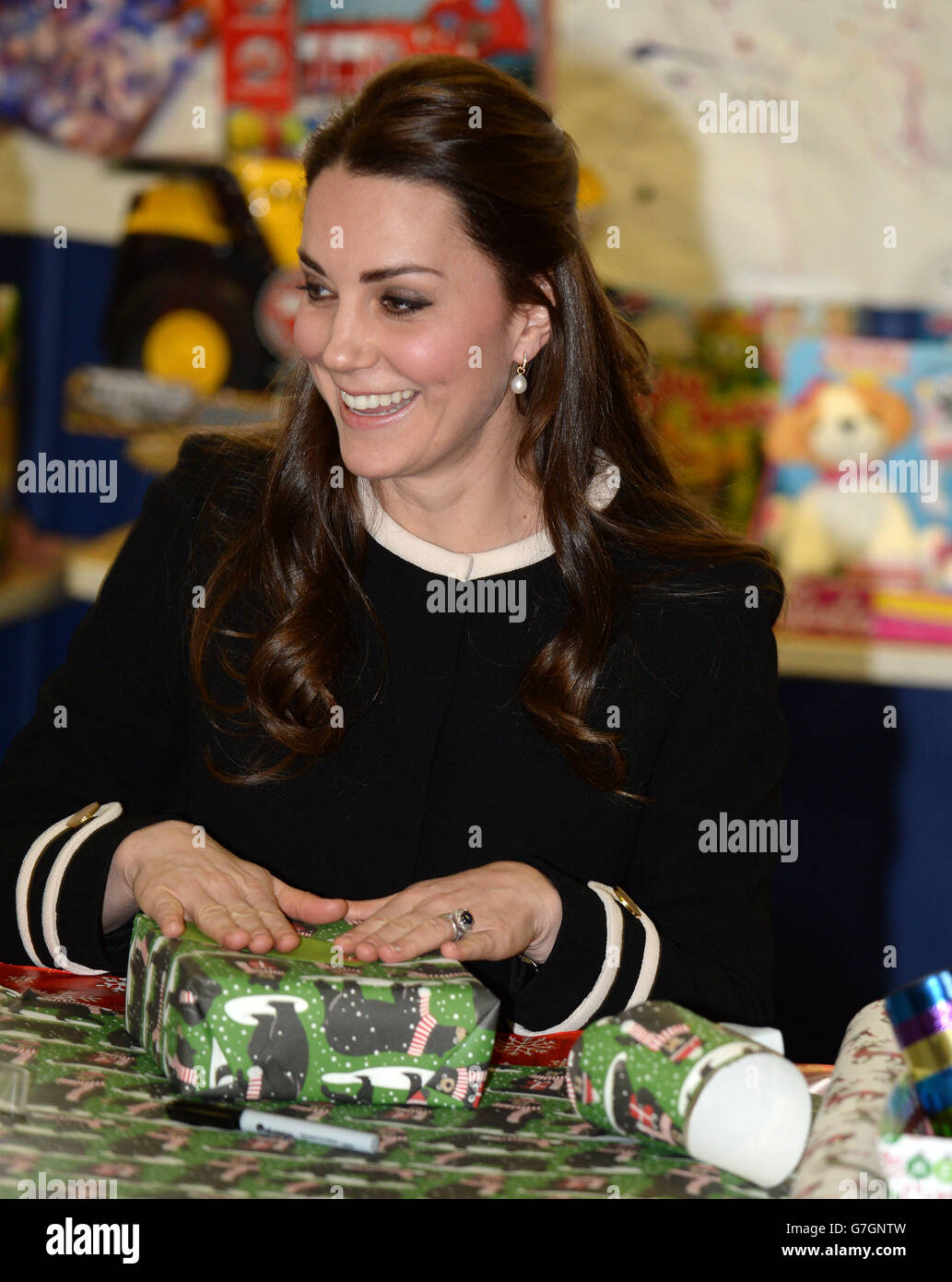 The Duchess of Cambridge helps wrap Christmas presents during a visit ...