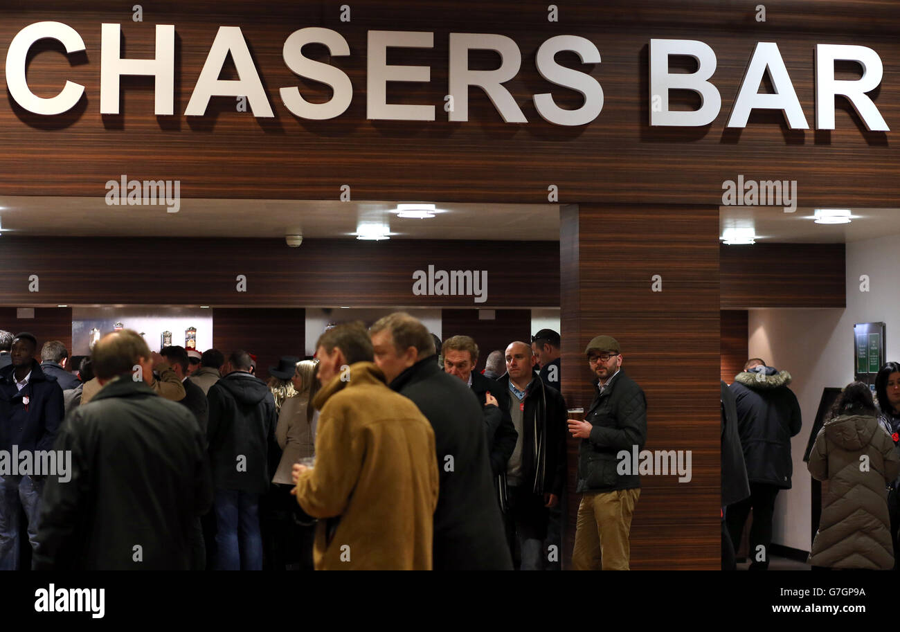 A general view of Chasers Bar at Sandown Park Racecourse Stock Photo ...