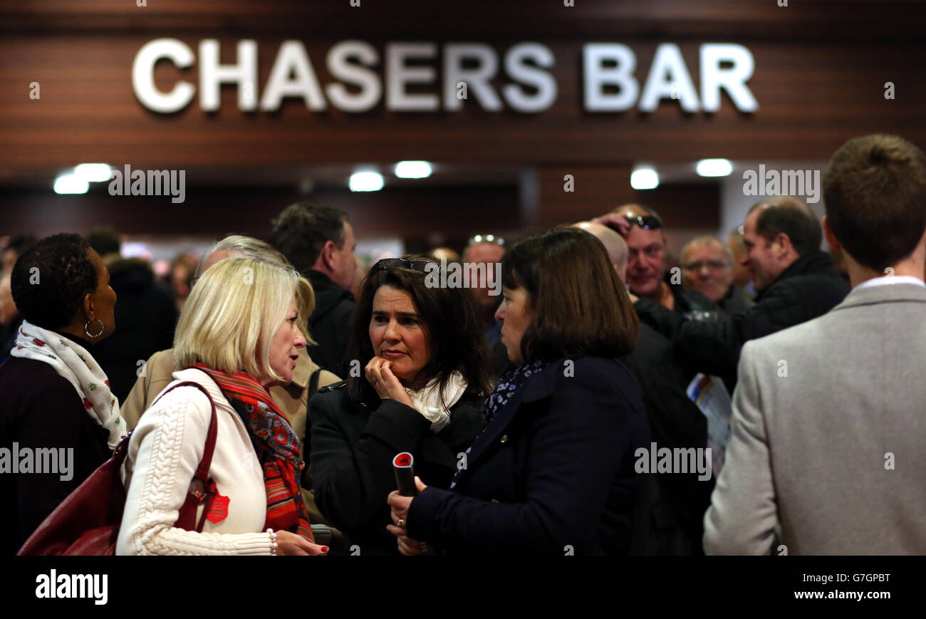 A general view of Chasers Bar at Sandown Park Racecourse Stock Photo ...