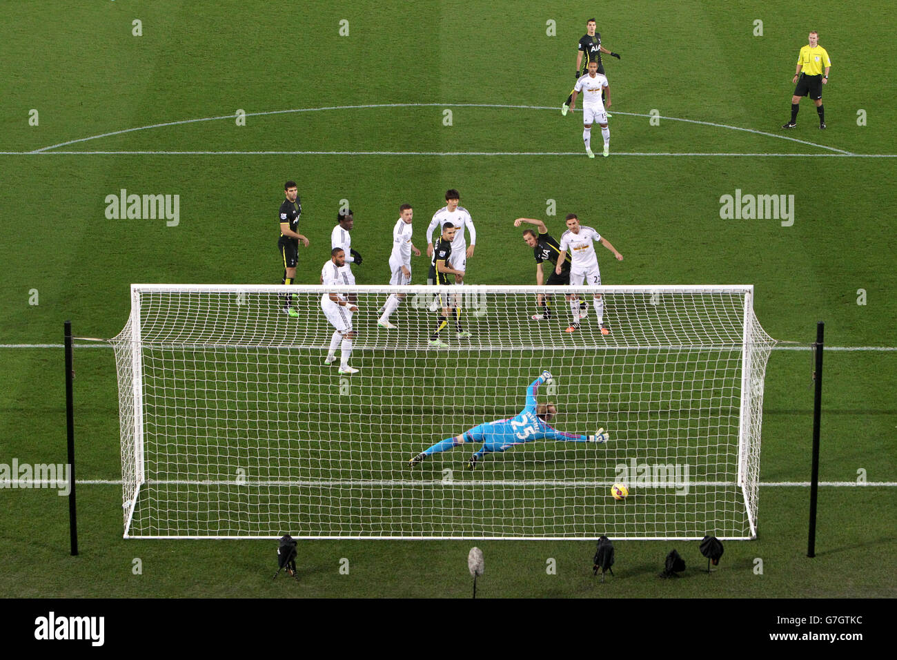 Tottenham Hotspur's Harry Kane (second right) scores their first goal ...